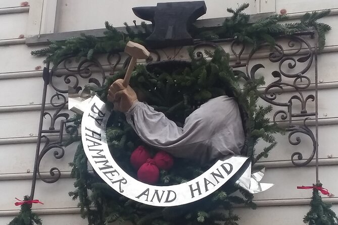 1 Hour Christmastide Walking Tour in Virginia Past and Present - What the Tour Offers: A Deep Dive