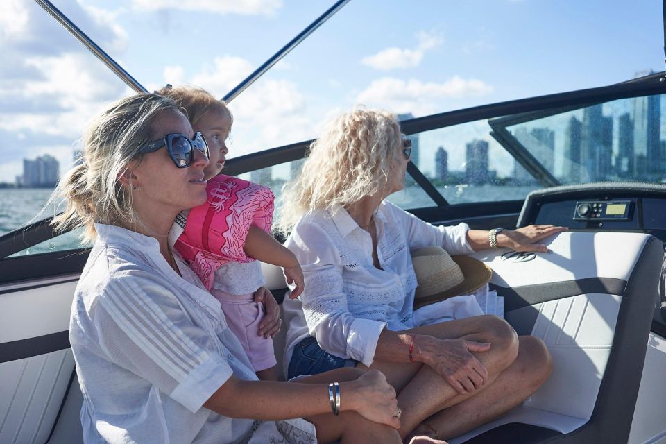 1 hour Miami Private Boat Ride with champagne and captain - FAQ