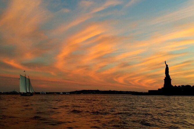 1 Hour Private Charter in New York Harbor for up to 6 people - The Sum Up