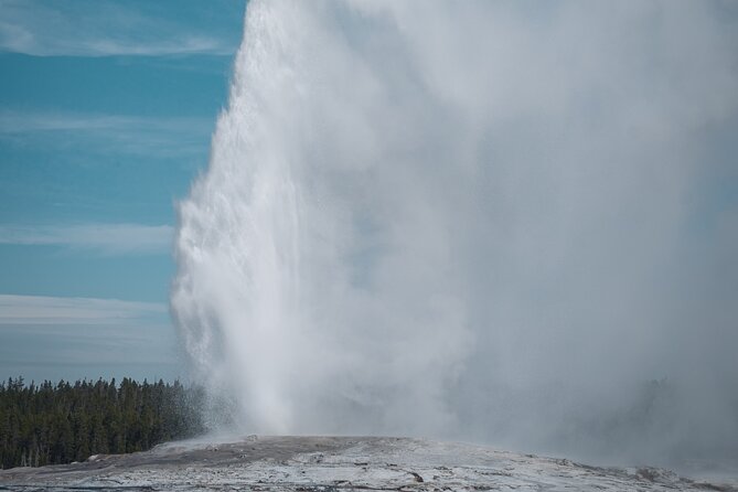 4 Person Full-Day PRIVATE Yellowstone Tour in a Raised Roof Van- Picnic Lunch - Key Points