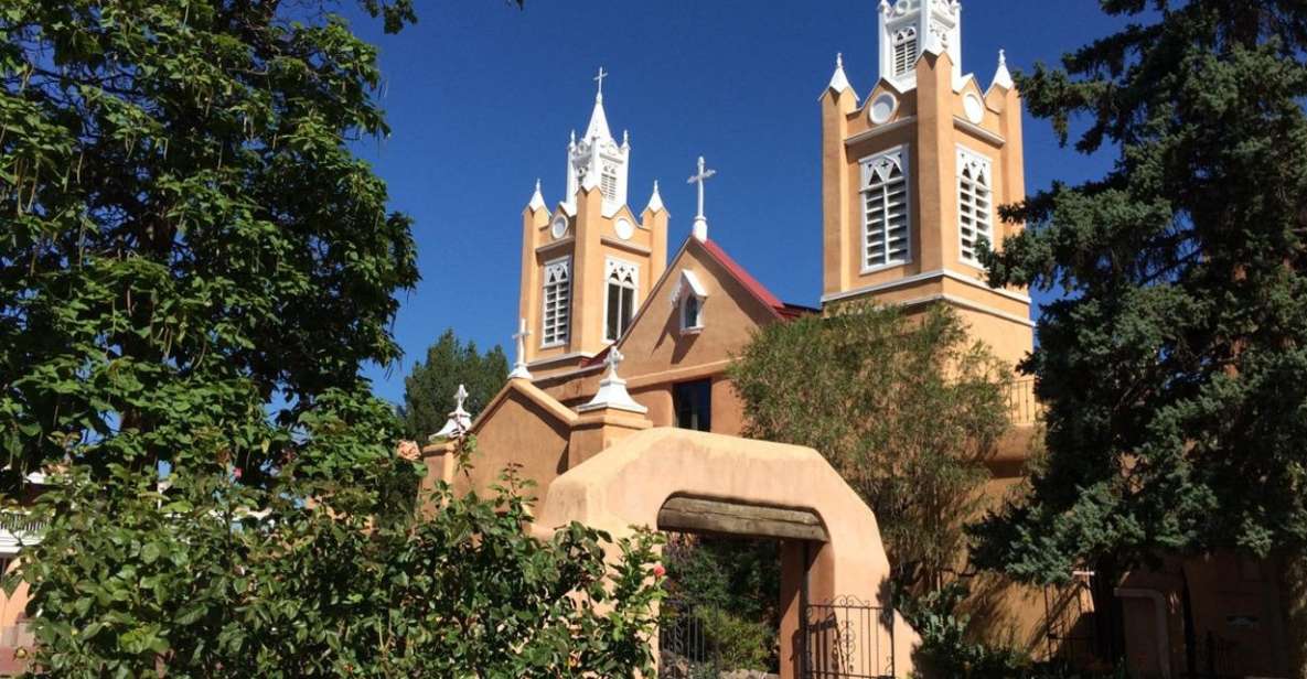 Albuquerque's Timeless Wonders: From Plazas to Museums - Connecting with Nature Alongside the Rio Grande