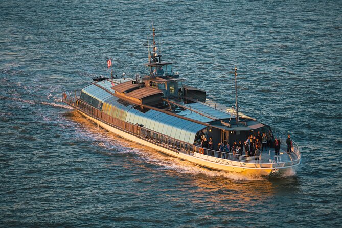 Bateaux New York Thanksgiving Plated Dinner Cruise - What Makes This Cruise Stand Out?