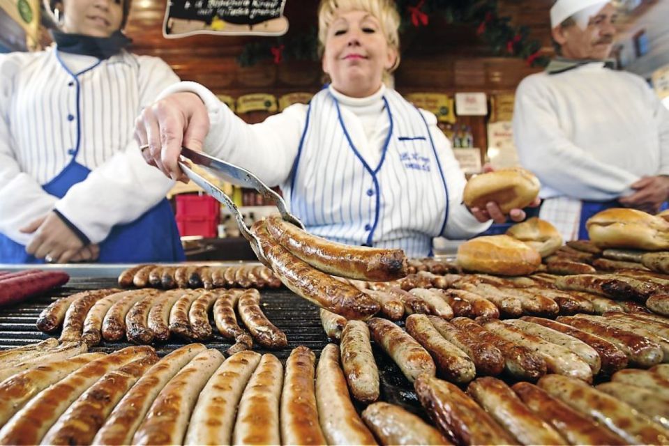 Chicago: Guided Holiday Walking Tour and Food Sampling - Itinerary & Sights