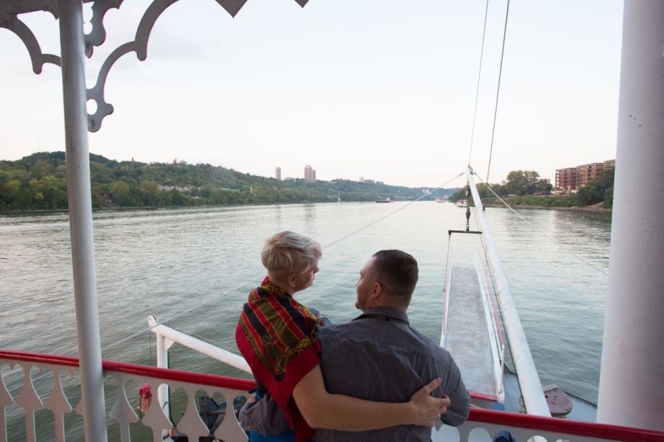 Cincinnati: Ohio River Cruise with Buffet Dinner - Food and Beverage Experience