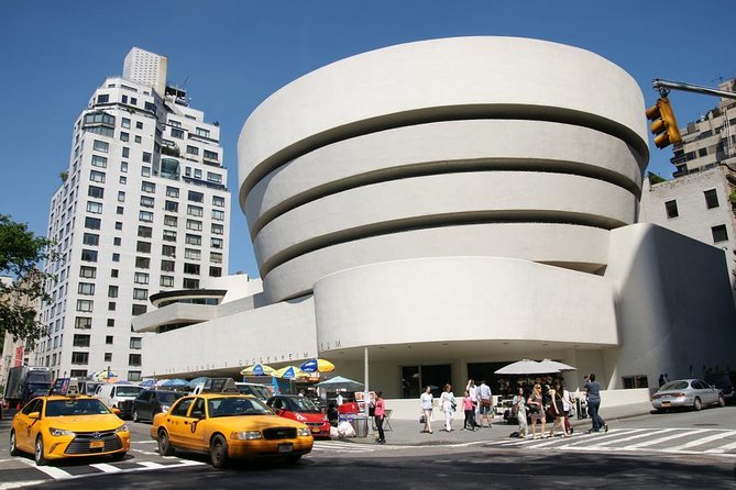 Contrasts New York Private Tour with driver and local guide - Key Points