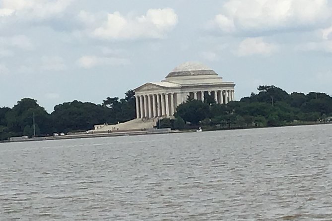 DC Monuments & Memorials Guided Minibus City Tour - Who Should Consider This Tour?