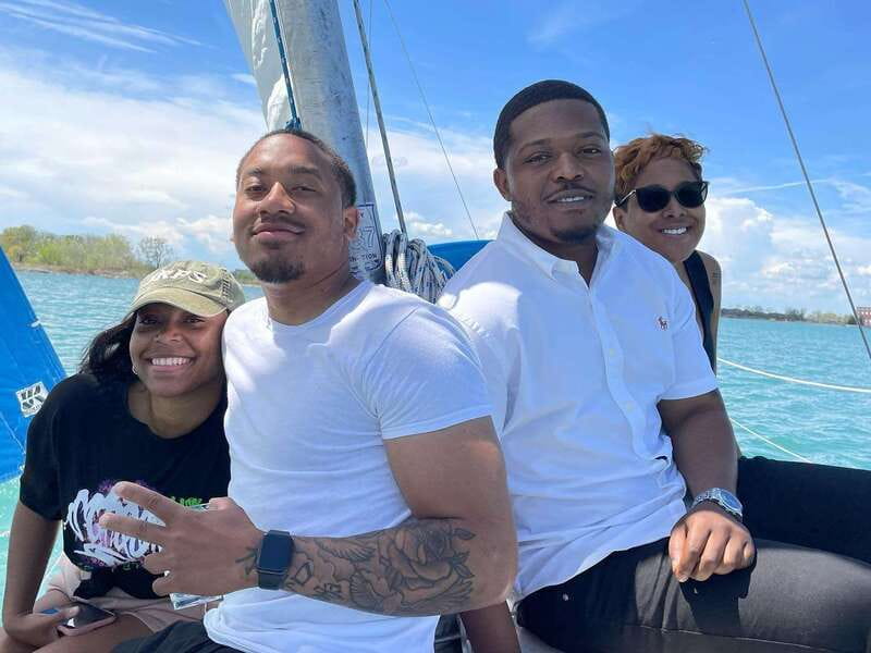 Detroit: Lake St. Clair Boat Cruise with Choice of Vessel - A Close Look at the Vessel and Safety