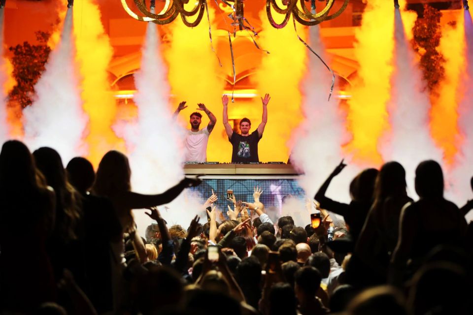 Las Vegas: Club Crawl by Party Bus w/ Free Drinks - Key Points