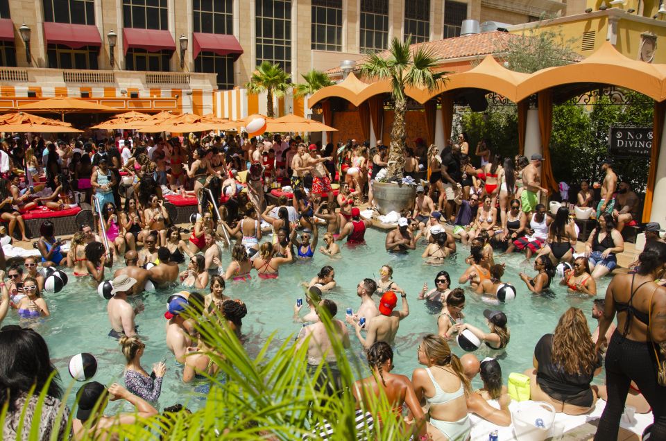 Las Vegas: Party Bus Day Club Tour with Drinks & Club Entry - Key Points