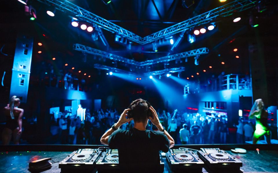 Las Vegas: Party Bus Nightclub Crawl - What to Expect from the Las Vegas Party Bus Nightclub Crawl
