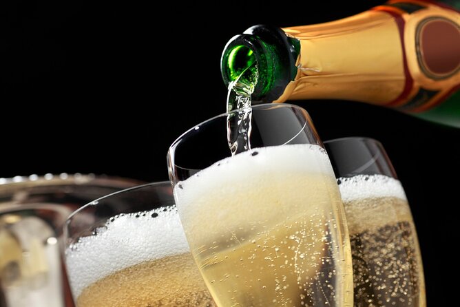 Las Vegas Strip at night like a Star with champagne by luxury limo - 3 or 5 hrs - Authentic Insights from Reviewers