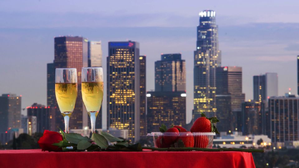 Los Angeles: Downtown Landing Helicopter Tour - Key Points