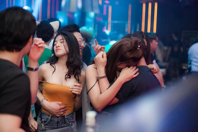 Miami Darty-life on Party Boat with a Drink - Miami Darty-life on Party Boat with a Drink: A Fun Night Out on the Water
