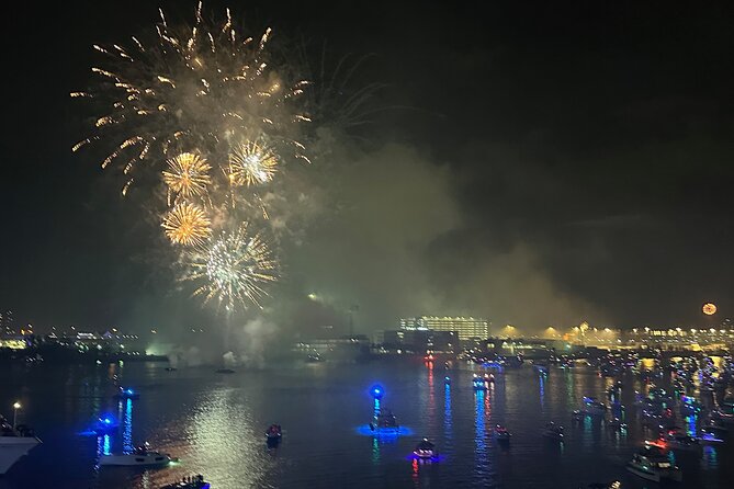 Miami July 4 Nightclub on Water with the Biscayne Bay Fireworks - The Fireworks and Music Experience