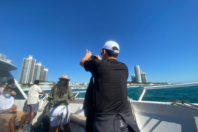 Miami Skyline 75 Minute Luxury Cruise of Millionaire's Homes - Key Points