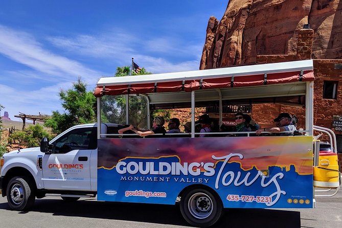 Monument Valley Deluxe Tour - Visiting a Navajo Hogan and Cultural Engagement