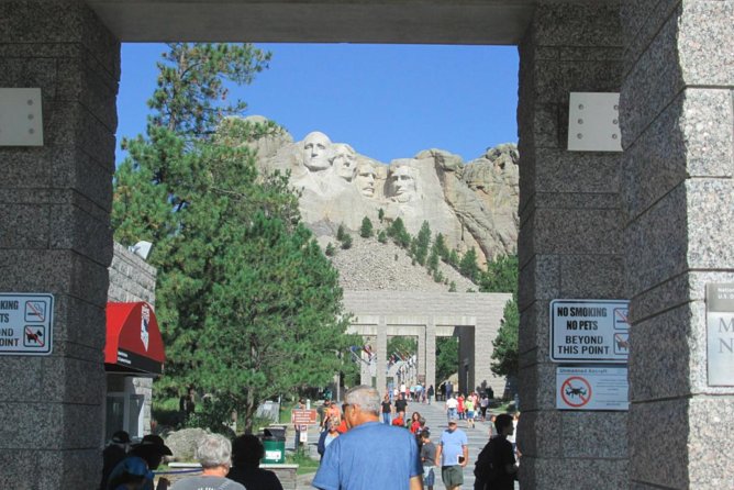 Mount Rushmore and Black Hills Tour with Two Meals and a Music Variety Show - Key Points