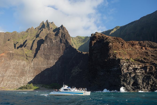 Na Pali Sunset & Sightsee Boat Tour - The Food, Drinks, and Atmosphere