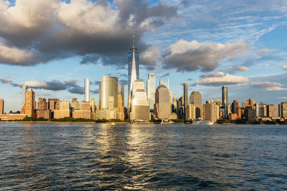 New York City: Sunset Yacht Cruise - The Experience: A Deep Dive into the Sunset Yacht Cruise