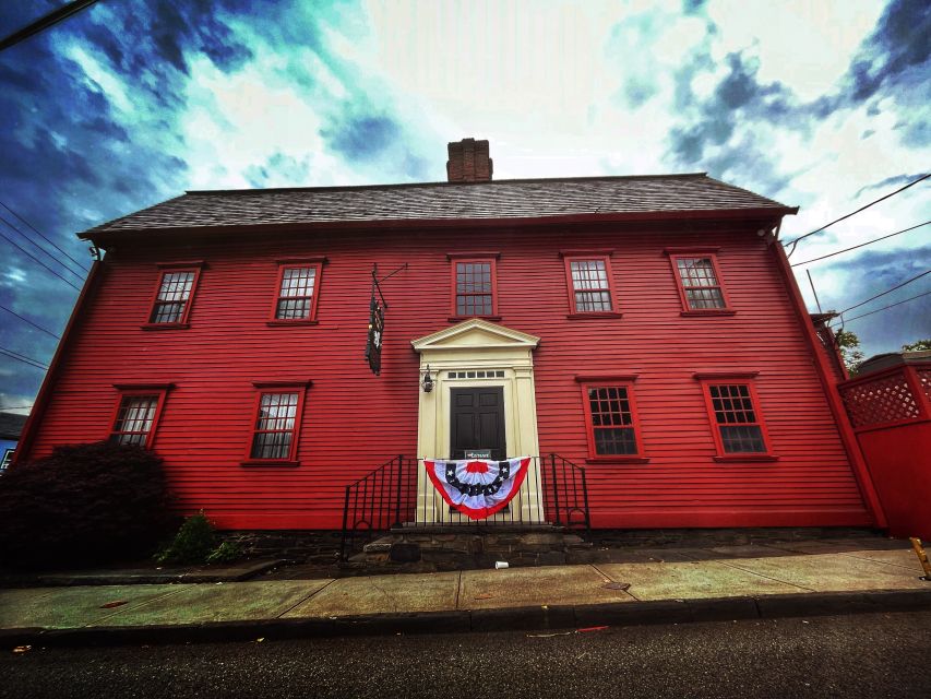 Newport Ghosts: Seaside Hauntings and Hags Tour - Guides and Storytelling