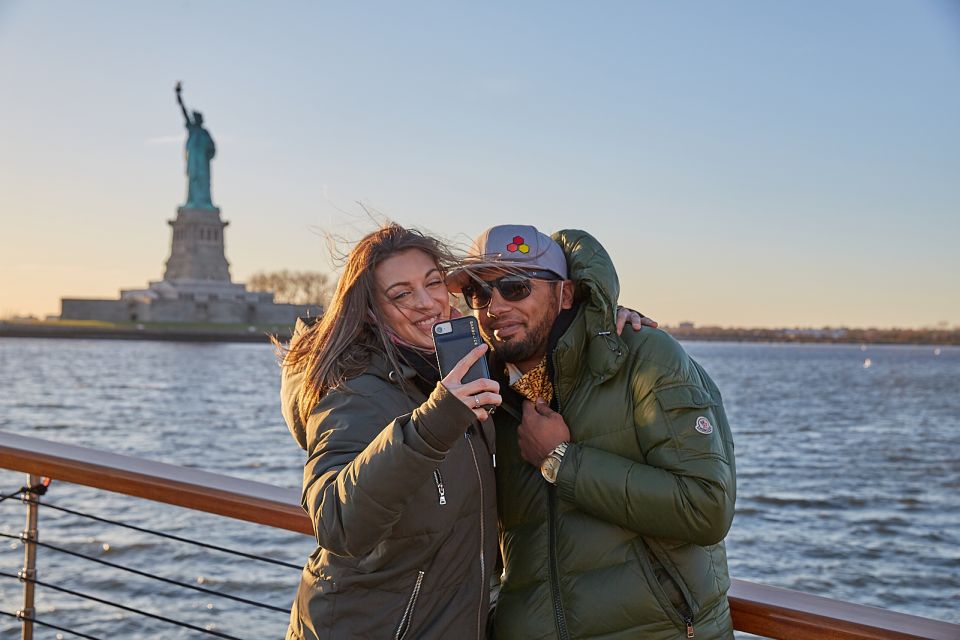 NYC: Holiday Yacht Cruise with Jazz, Cocoa & Carols - An In-Depth Look at the Yacht Cruise Experience