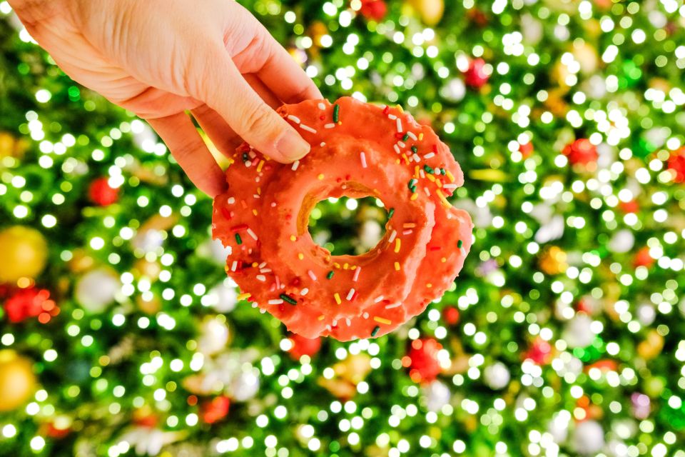 NYC: Midtown Holiday Donut and Hot Chocolate Adventure - Exploring the Details of the Tour