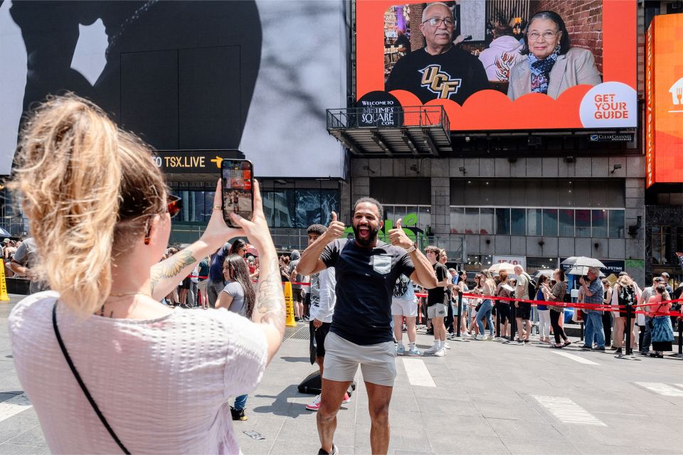 NYC: See Yourself on a Times Square Billboard for 24 Hours - What Do You Actually See and Experience?