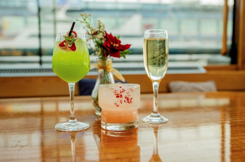 NYC: Sightseeing Holiday Cruise with Drink - Key Points
