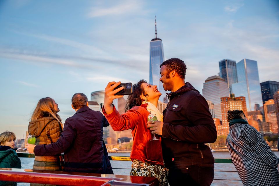 NYC: Sightseeing Holiday Cruise with Drink - Why This Tour Works Well