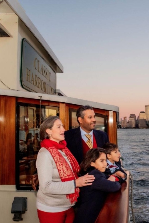 NYC: Sightseeing Holiday Cruise with Drink - Who Is This Tour Best For?
