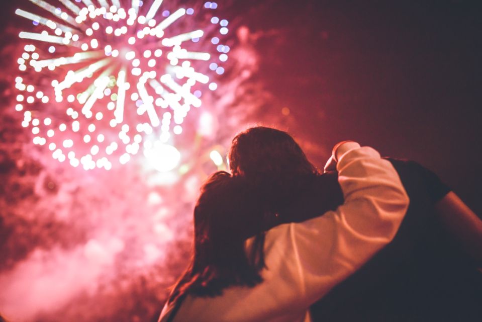 Oahu: Waikiki Friday Fireworks Cruise with Snacks and Drinks - The Experience: What to Expect from a 2-Hour Waikiki Fireworks Cruise
