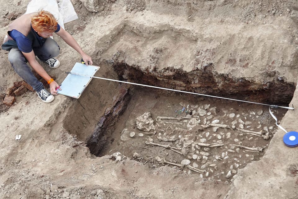 Philadelphia's Dead: Eerie Exploration of Forgotten Graves - Key Points