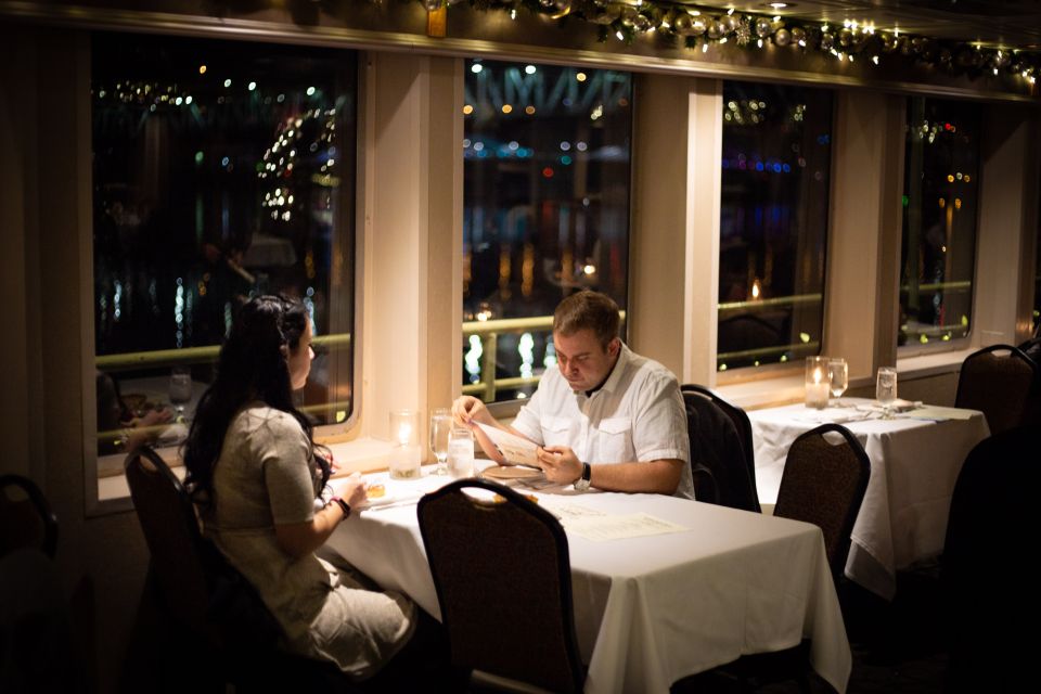 Portland: Willamette River 2.5-hour Dinner Cruise - The Atmosphere: Music and Narration