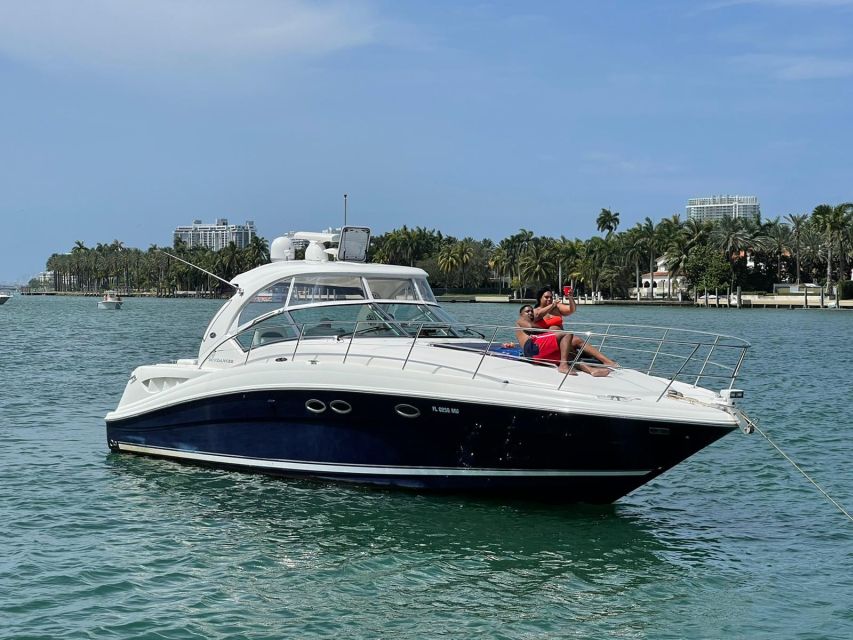 Private  Yacht Rentals  2h  Champagne gift - An In-Depth Look at Miami’s Private Yacht Cruise