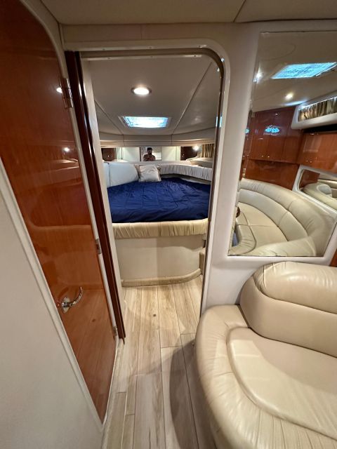 Private  Yacht Rentals  4h  Champagne gift - Key Points