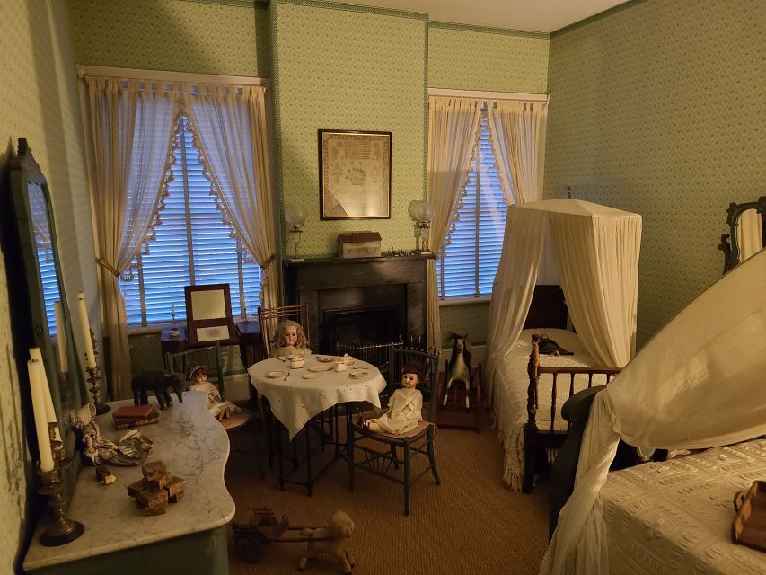 Savannah: Ghosts and Gravestones Tour with Low House Entry - An Overview of the Experience