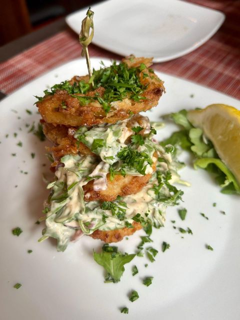 Savannah: Southern Traditions Dinner Tour - Guides: The Heart of the Tour