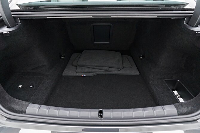 Sedan Arrival Transfer from LaGuardia Airport LGA to Manhattan - The Vehicle and Comfort