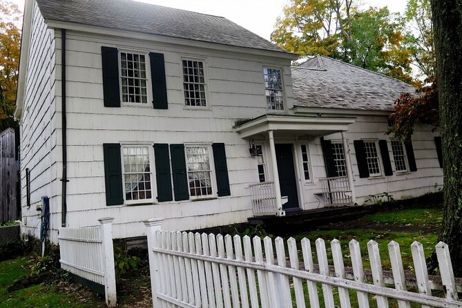 Self-Guided Scavenger Hunt: Huntington A Walk To Remember - Key Points