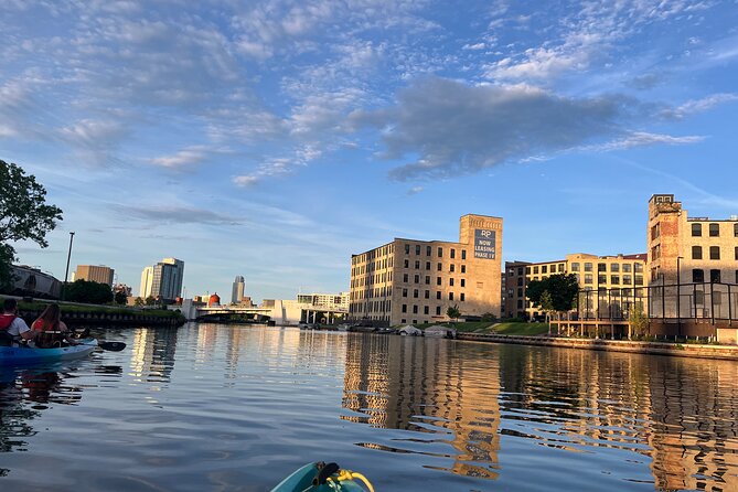 Small Group Kayak Tour of Skyline in Milwaukee - Exploring Milwaukee’s Skyline from the Water