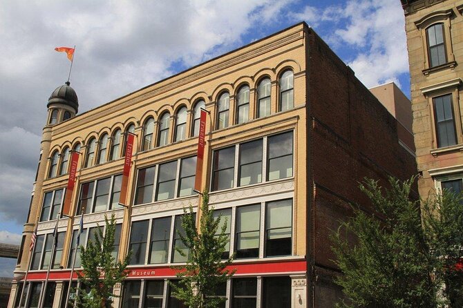 Smartphone-Guided Walking Tour of Downtown Louisville Sights & Stories - Key Points
