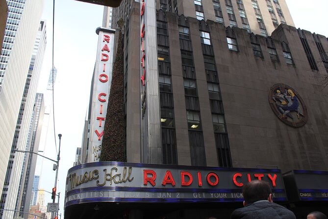 Walking Tour in 42nd Street from the East Side to the West Side - Navigating 42nd Street: A Closer Look at the Tour
