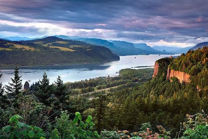 Waterfalls & Wine Tour-Multnomah Falls,Vineyards,Hood River Combo - A Charming Lunch and Vineyard Tasting