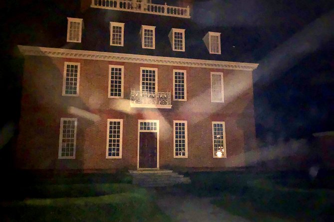 Williamsburg West Tour - Exploring Williamsburgs Haunted Night Scene