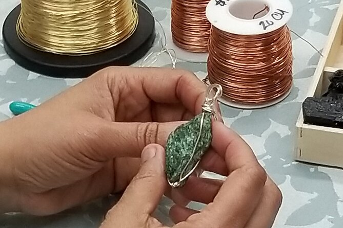 Wire Wrapping Raw Gemstones Class - The Experience at a Glance: Atmosphere and Learning Environment
