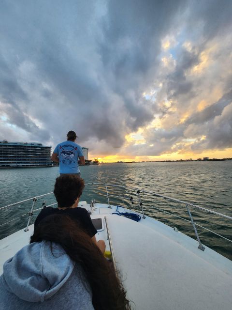 Yacht cruise Biscayne Bay, Miami Beach and Sand bar. 42Ft - Key Points
