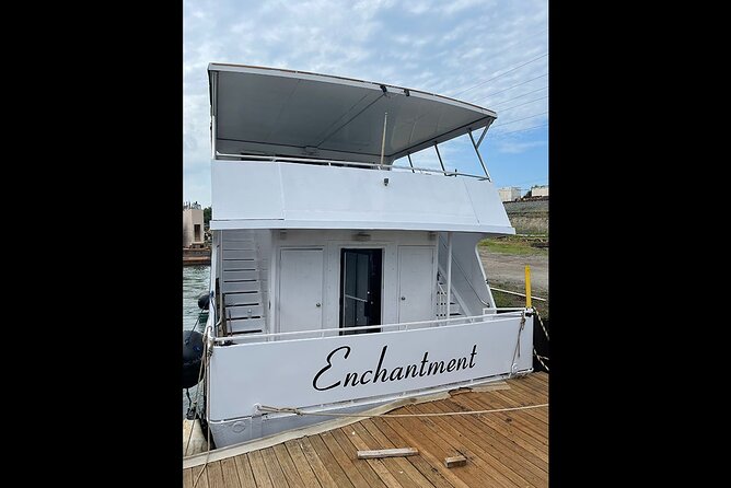 Chicago Skyline Tiki Chic Party Cruise on Lake Michigan - FAQ
